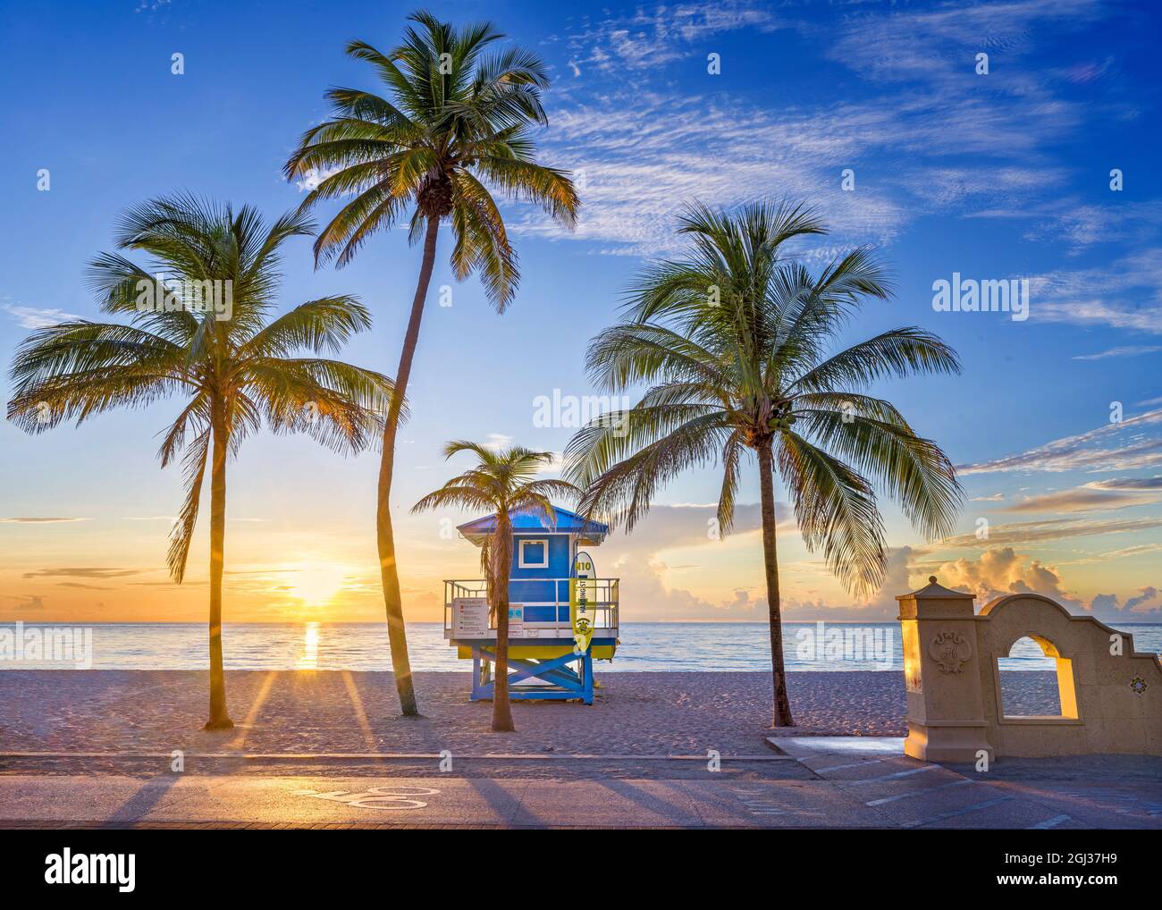 Lifeguardhouse at sunrise golden hour Hollywood Beach Hollywood, Miami ...