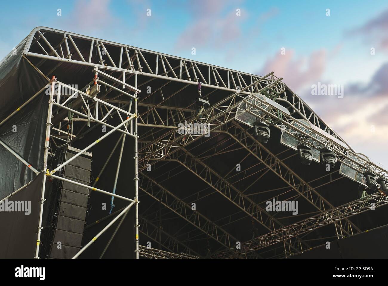 Large open air structure hi-res stock photography and images - Alamy