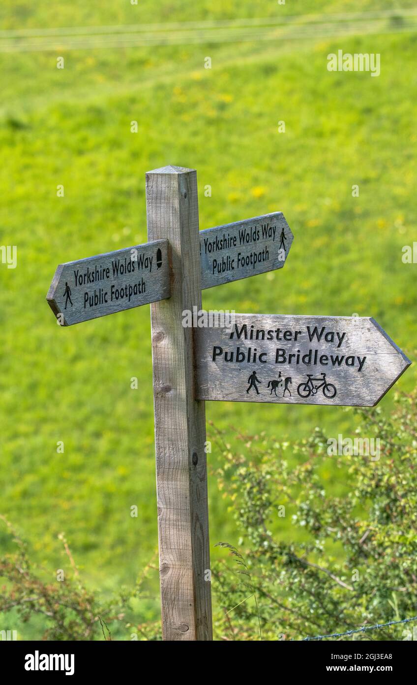 Yorkshire wolds way sign post hi-res stock photography and images - Alamy