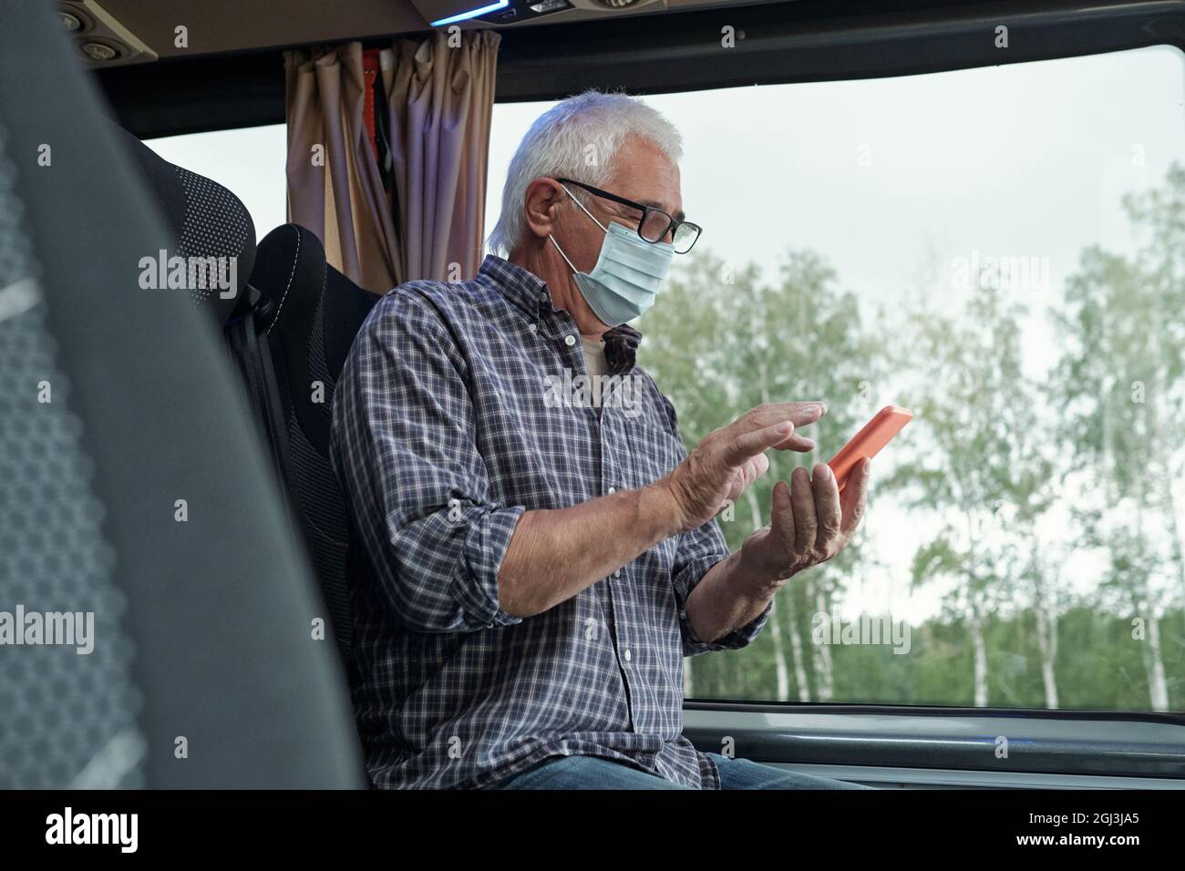 Bus driver sitting in bus hi-res stock photography and images - Alamy