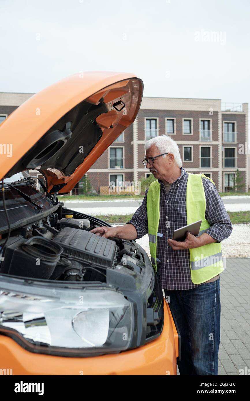 Bus driver in uniform hi-res stock photography and images - Alamy