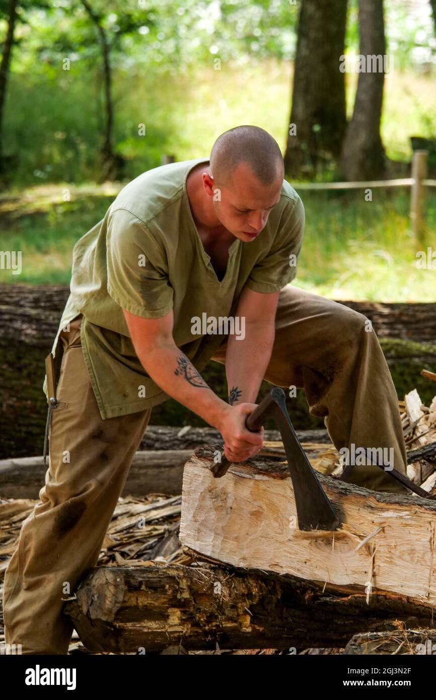 Carpenter, Guédelon Castle construction site, Treigny-Perreuse-Sainte ...