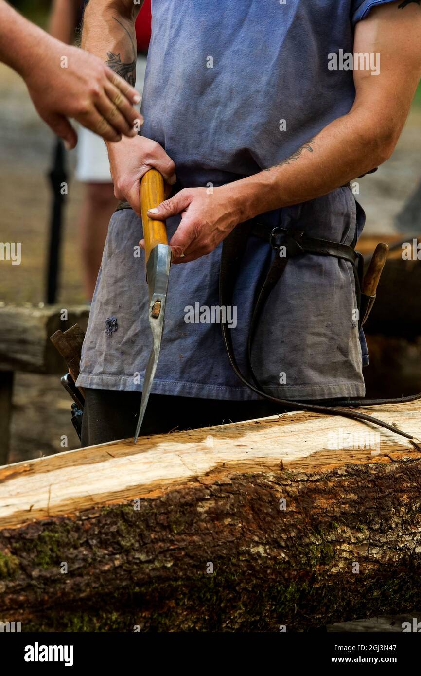 Carpenter, Guédelon Castle construction site, Treigny-Perreuse-Sainte ...