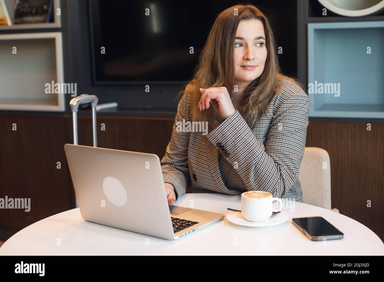 Woman scrolling hi-res stock photography and images - Alamy