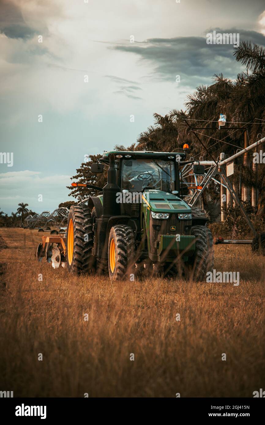Big green tractor hi-res stock photography and images - Alamy