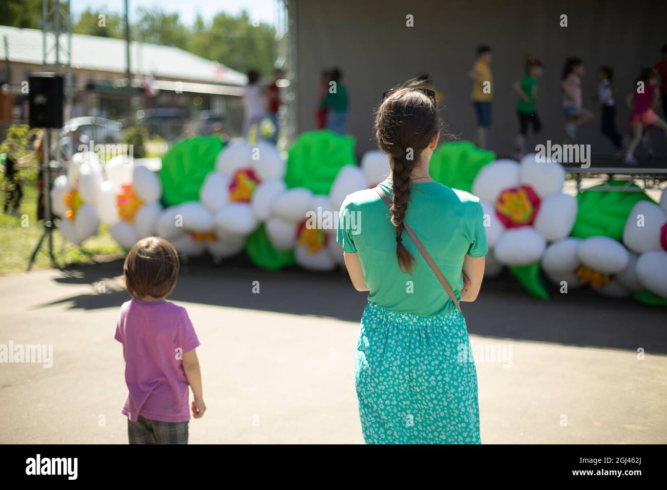 Family watching concert outdoor hi-res stock photography and images - Alamy