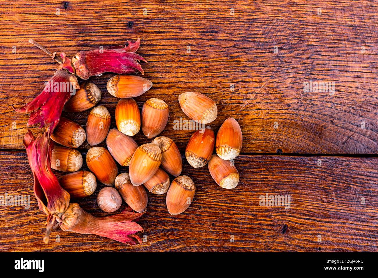 Top view of fresh ripe red hazelnuts on a wooden table Stock Photo - Alamy