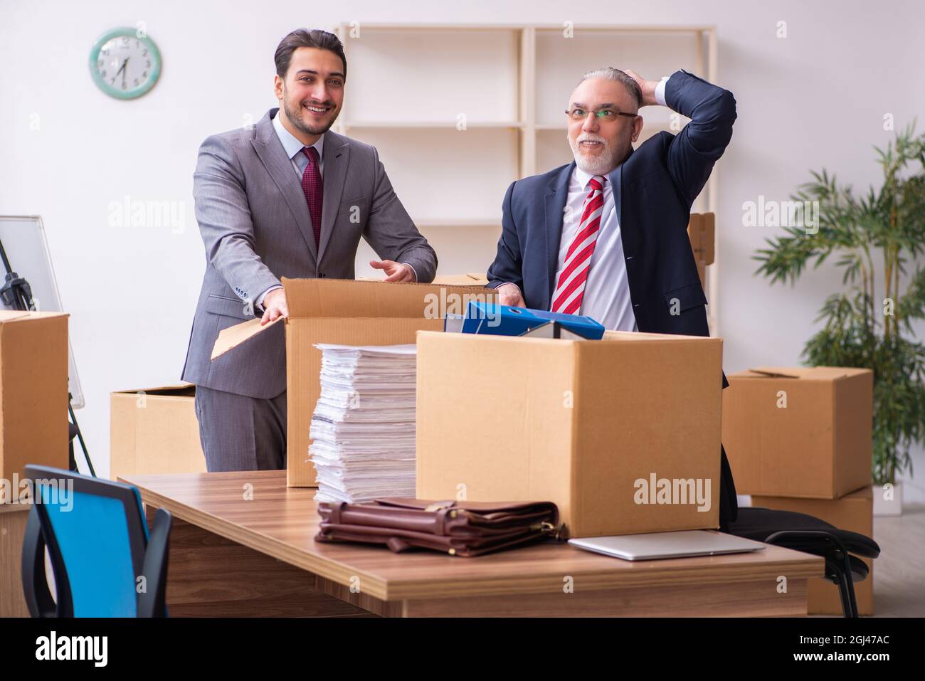 Two employees in relocation concept Stock Photo - Alamy