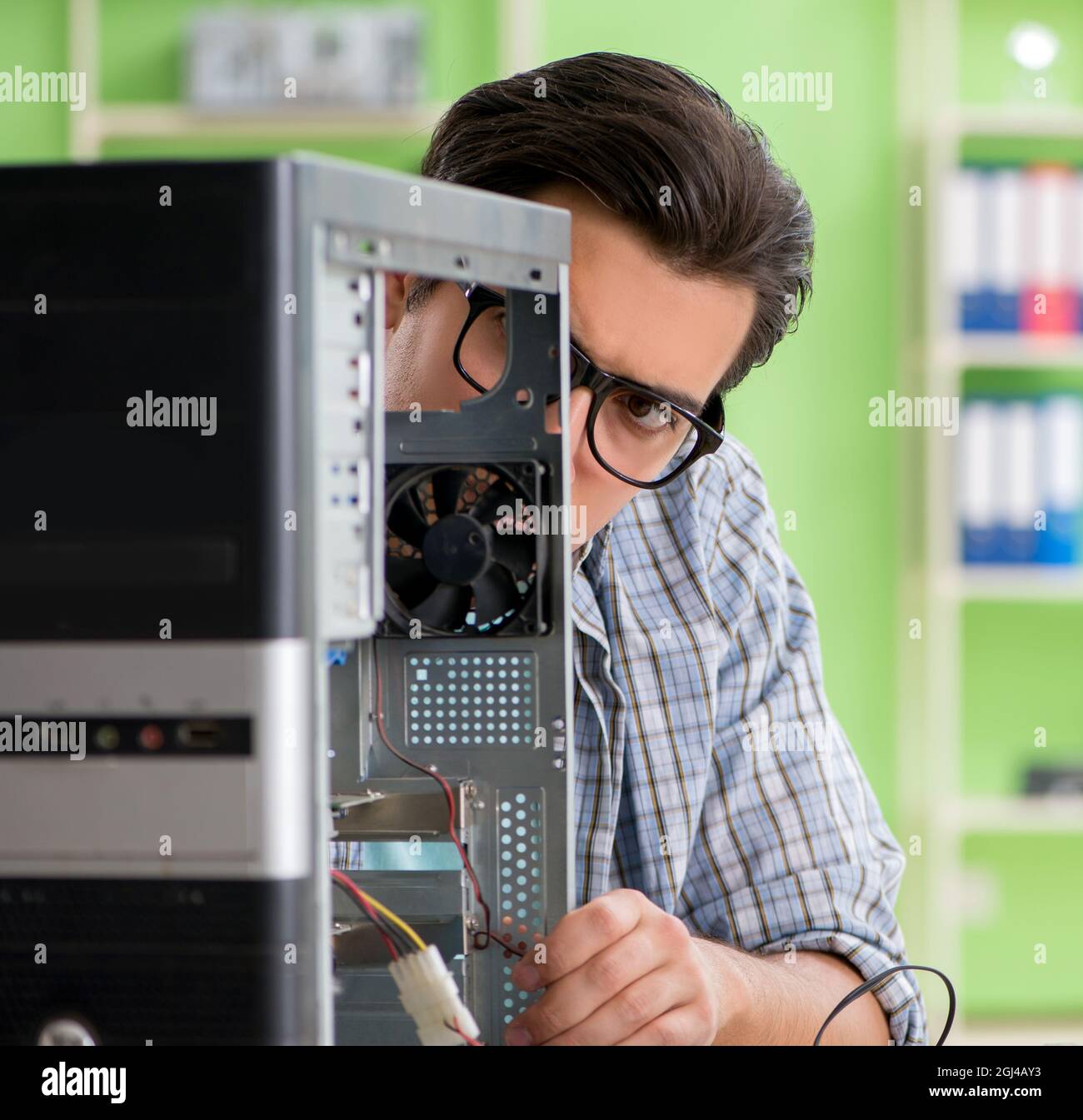 The computer engineer repairing broken desktop Stock Photo - Alamy