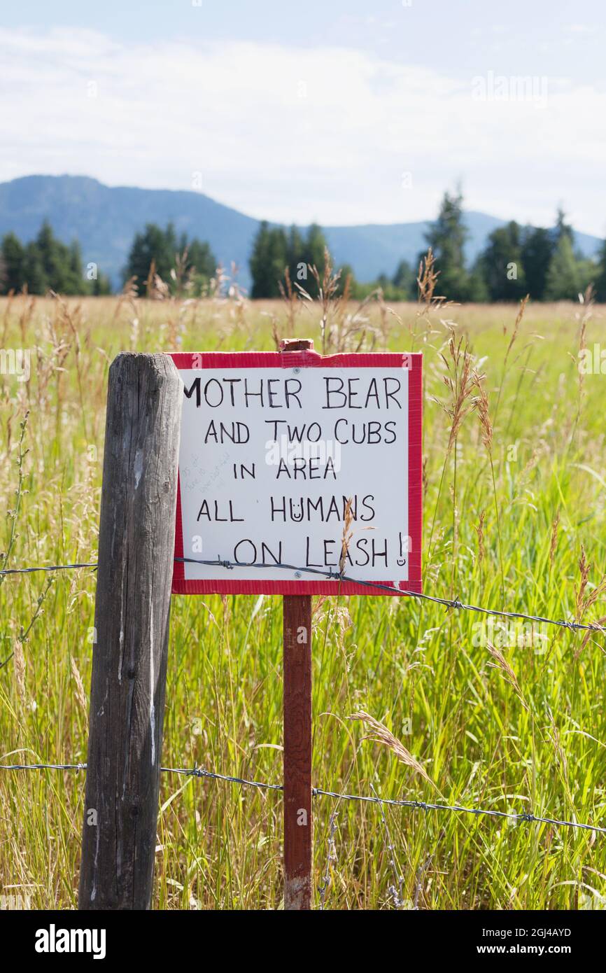 Bear in area sign, Sorrento BC Canada Stock Photo - Alamy