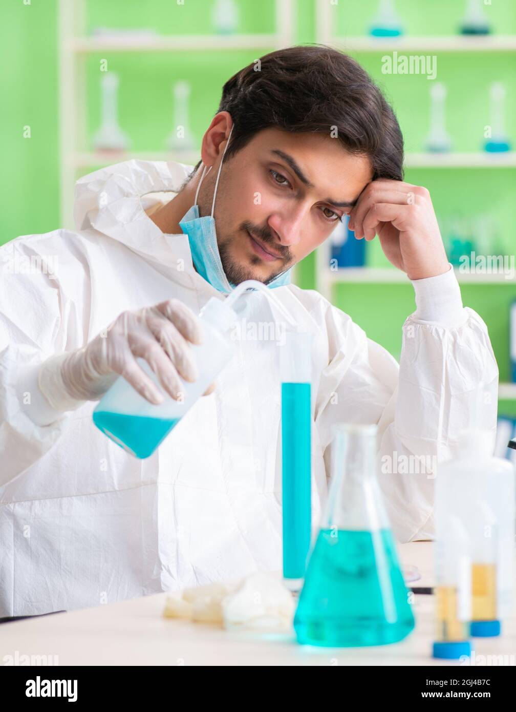 The chemist working in the lab on new experiment Stock Photo - Alamy