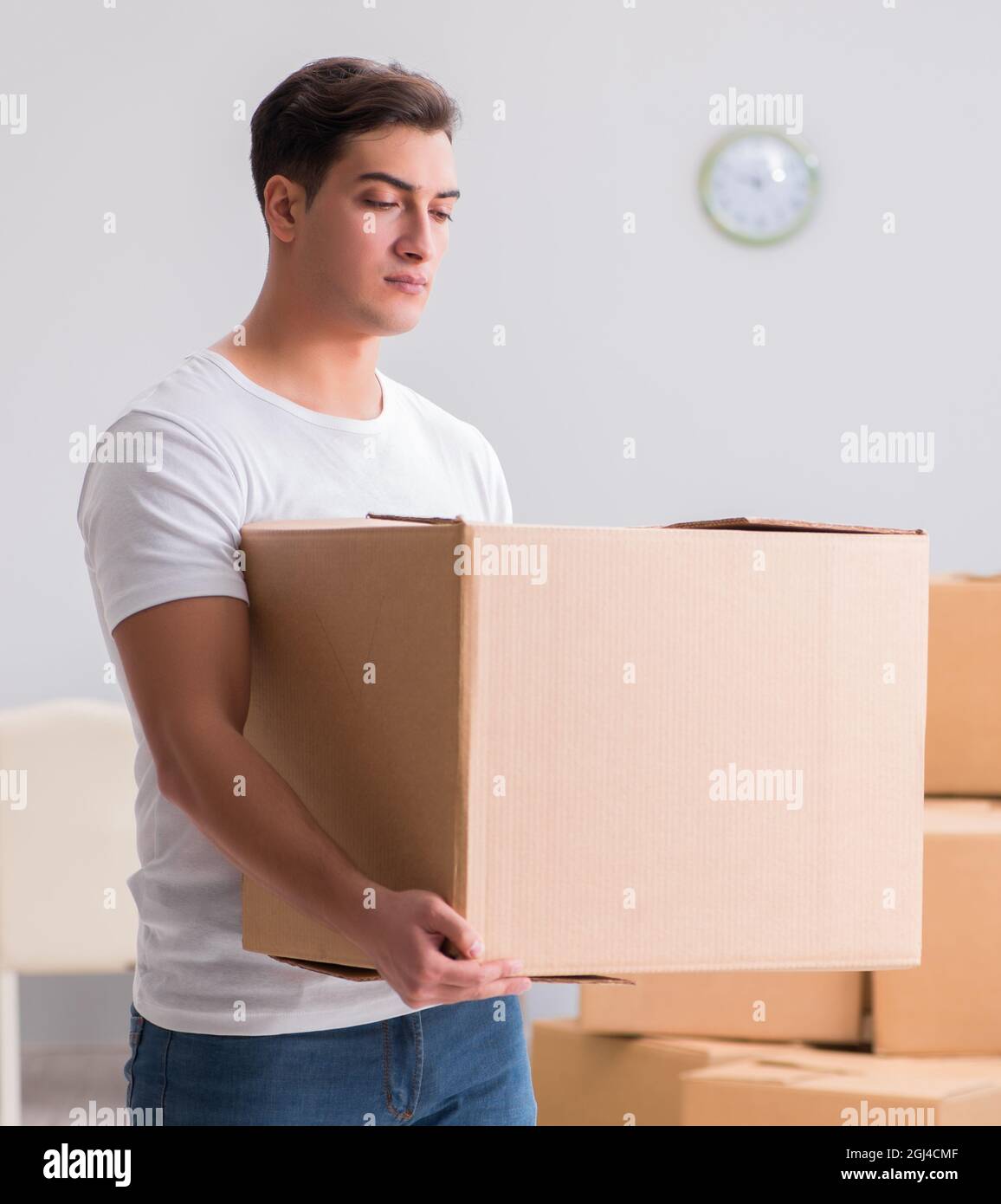 The man delivering heavy boxes at home Stock Photo - Alamy