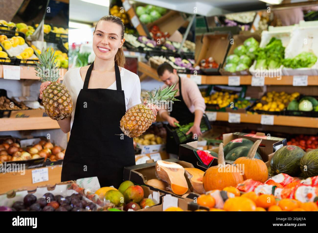 Supermarket employee wearing apron hi-res stock photography and images ...