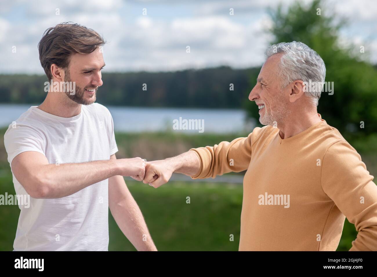 A picture of a dad and son looking happy Stock Photo - Alamy