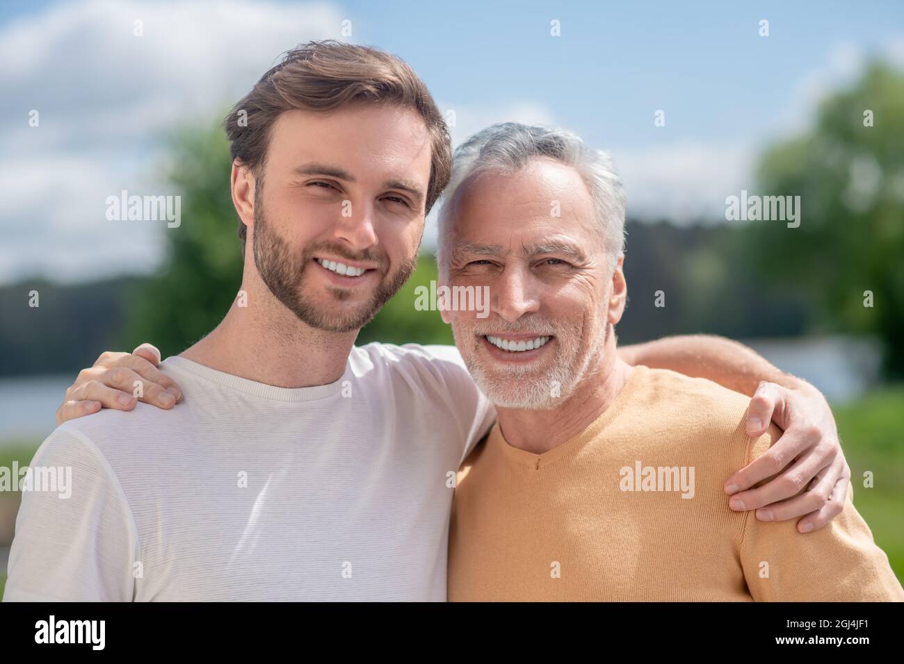 A picture of a dad and son looking happy Stock Photo - Alamy