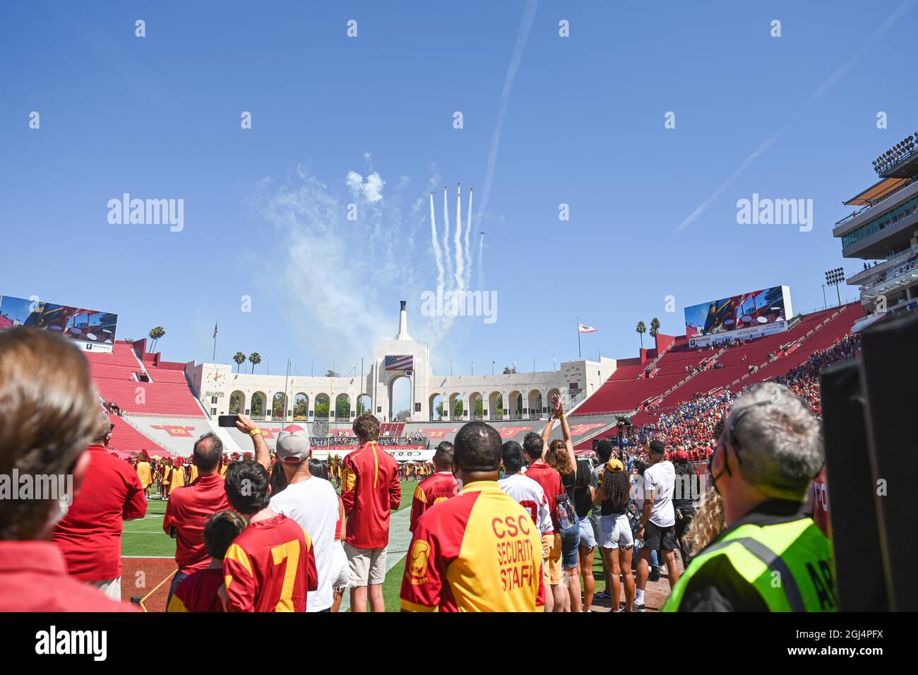 Airplanes fly hi-res stock photography and images - Alamy