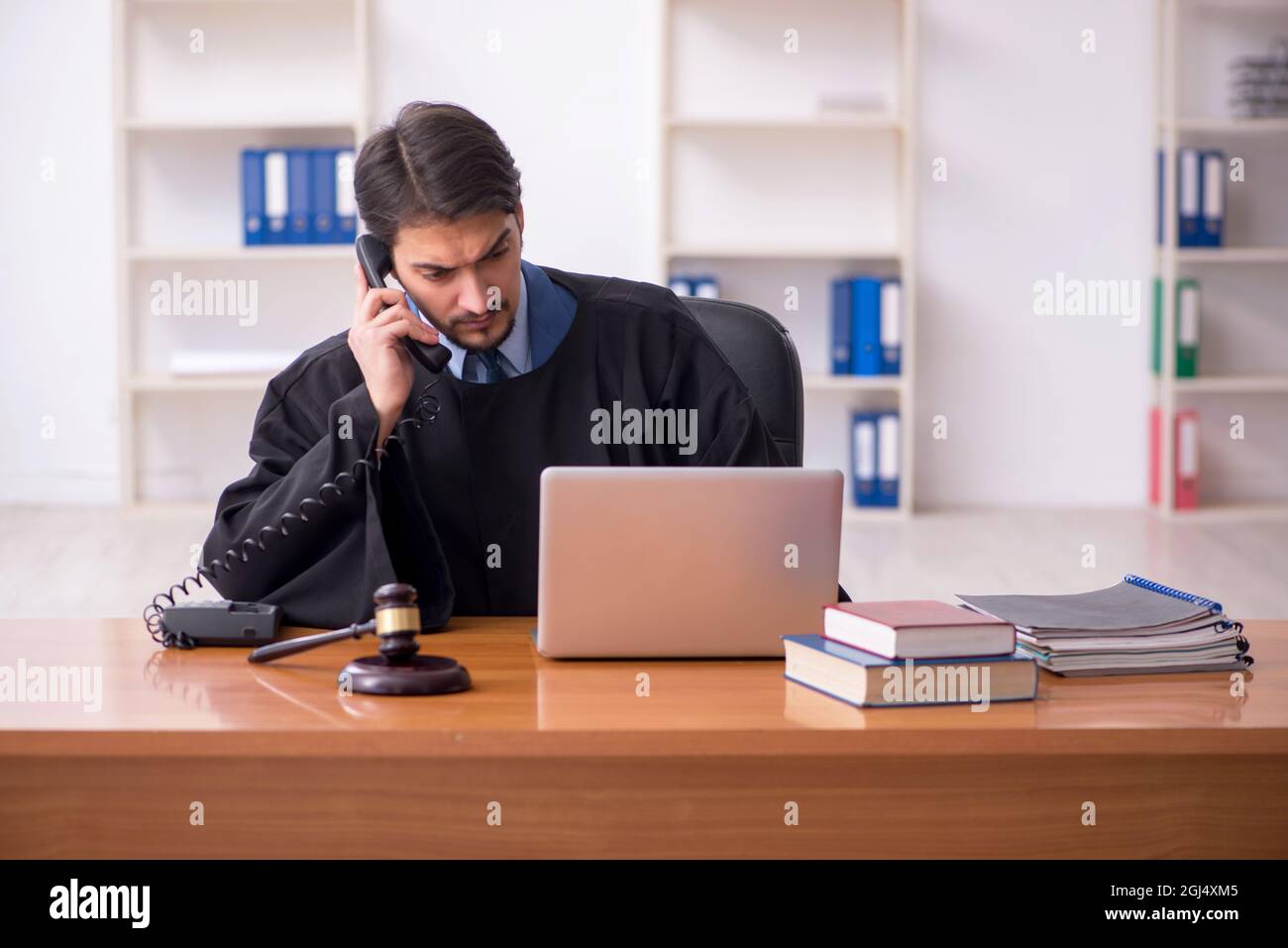Judge speaking courtroom hi-res stock photography and images - Alamy