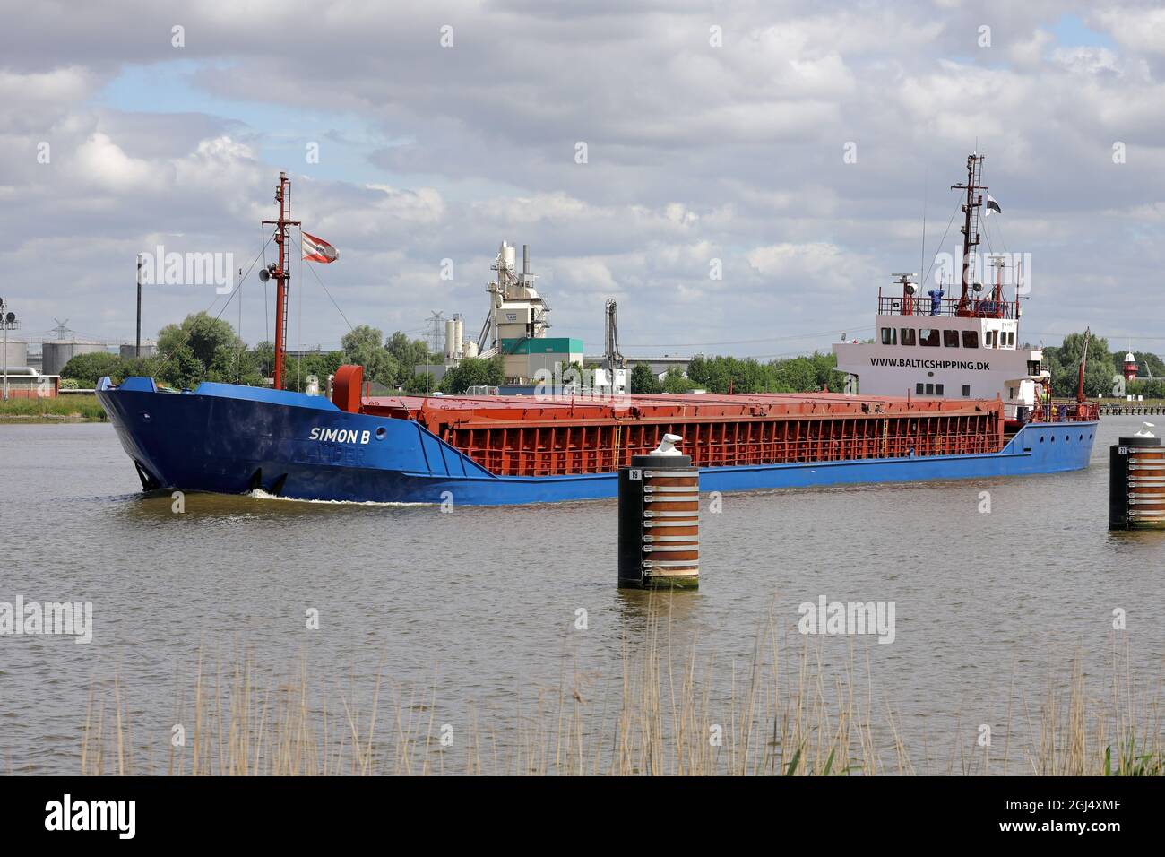 The cargo ship Simon B will reach the Brunsbüttel lock on June 15, 2021 ...