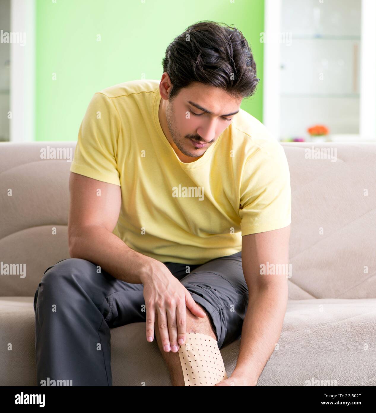 The man applying pepper capsicum plaster to relieve pain Stock Photo ...