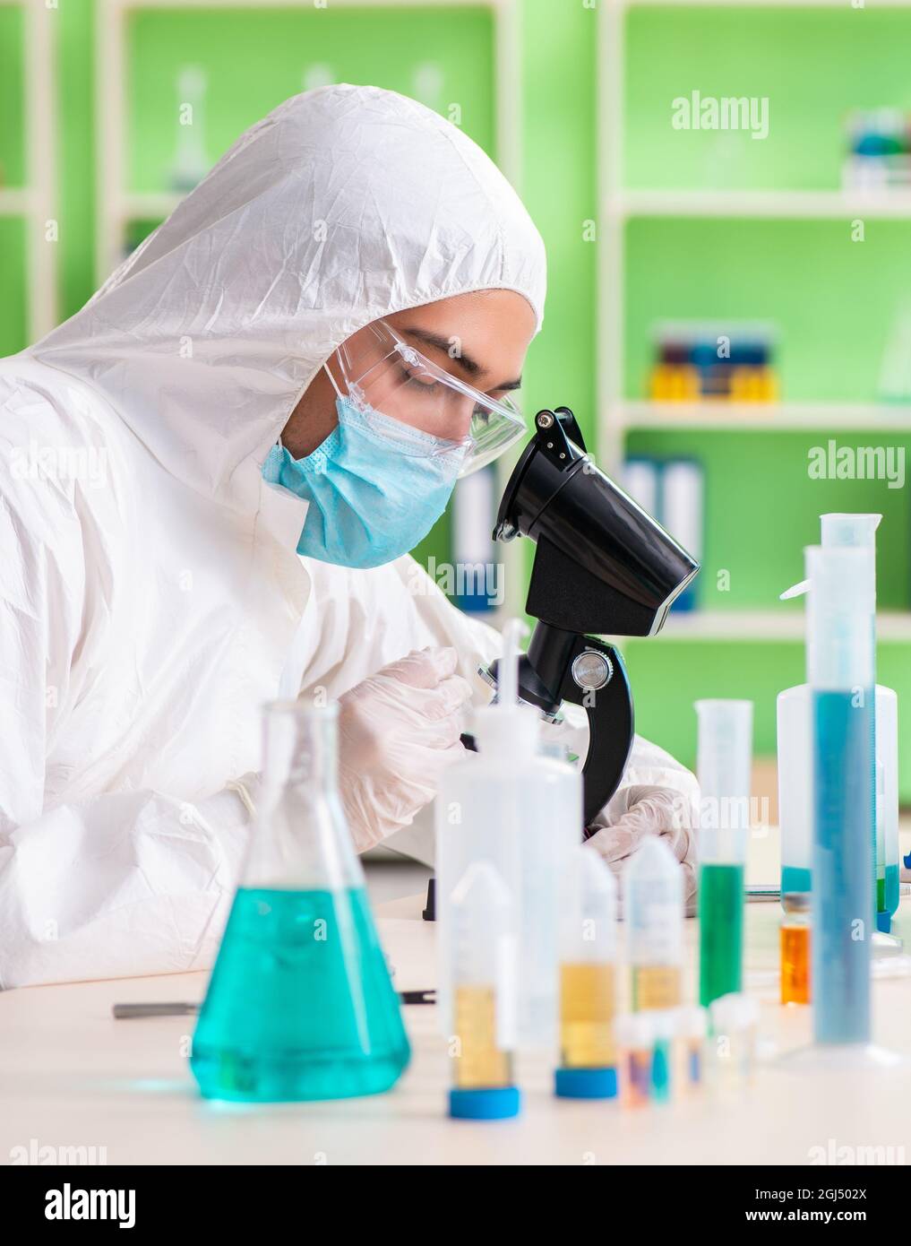The chemist working in the lab on new experiment Stock Photo - Alamy