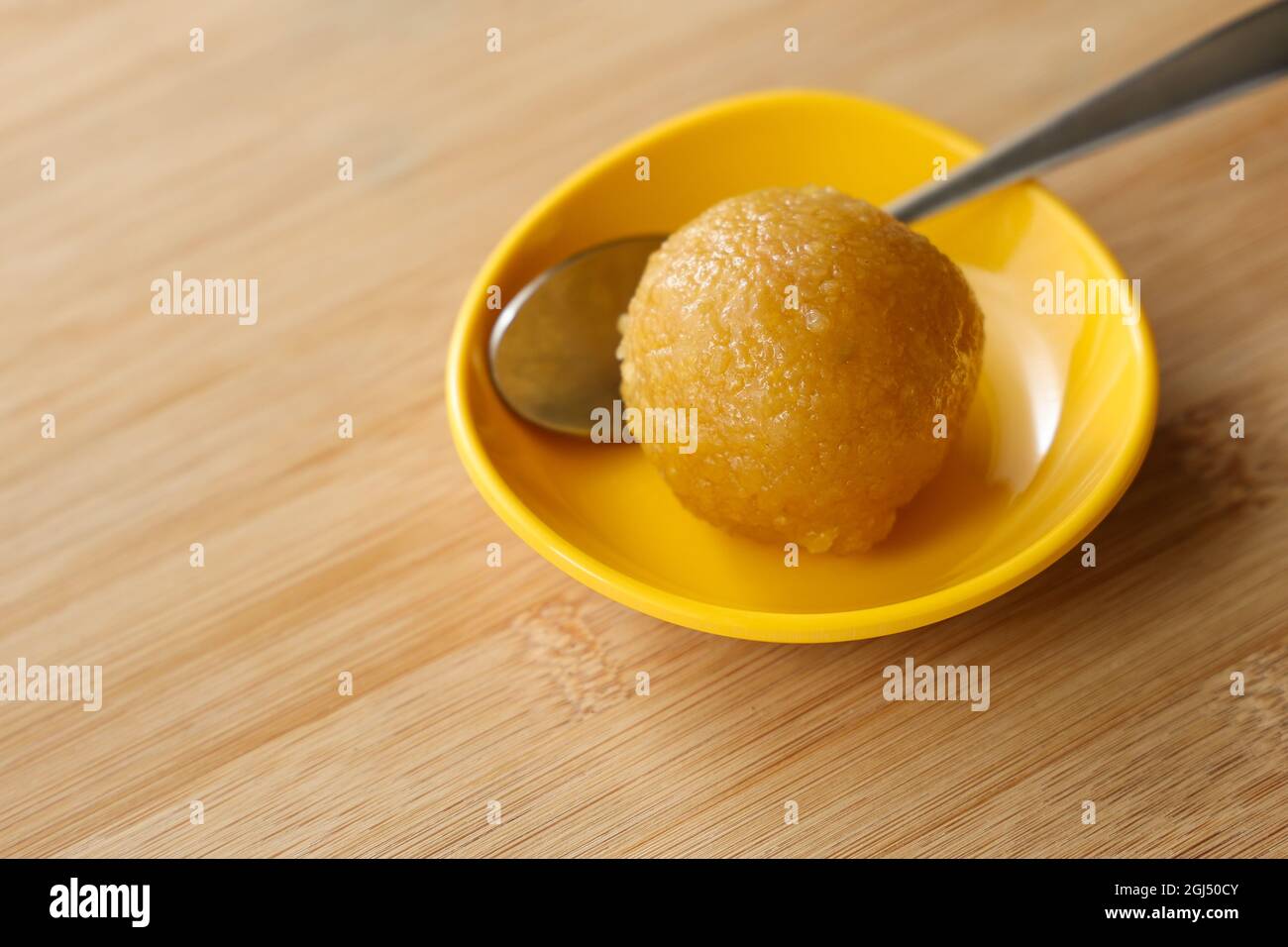 Motichoor Ladoo Rava Laddu, Kesar laddu Semolina Indian sweet dish ...