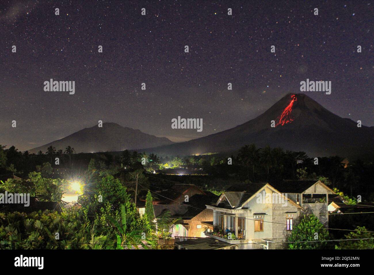 Effusive volcano hi-res stock photography and images - Alamy