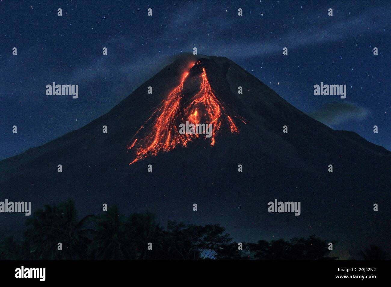 Picture show lava flows from Mount Merapi, Indonesia's most active ...