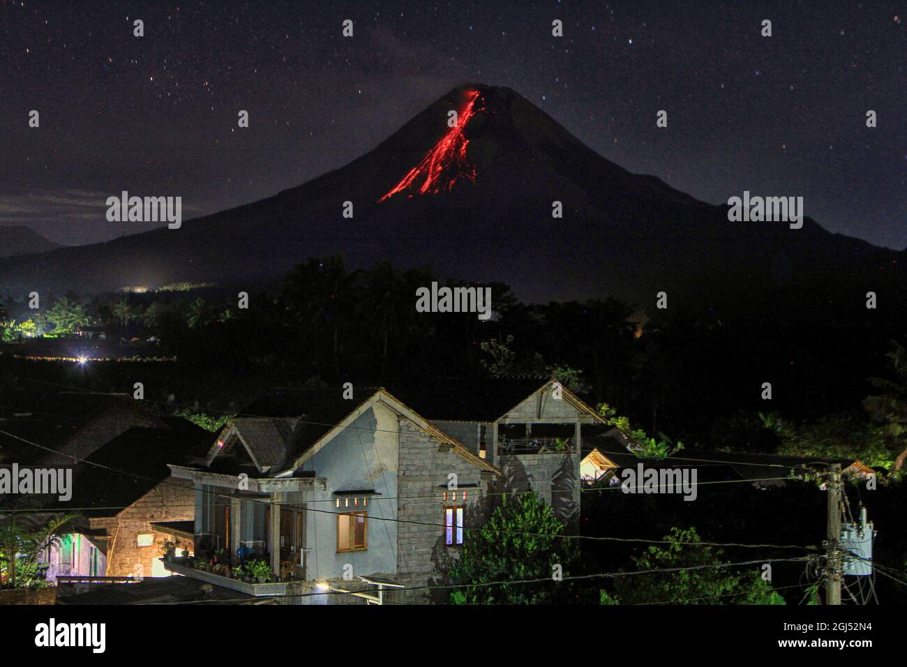 Picture show lava flows from Mount Merapi, Indonesia's most active ...