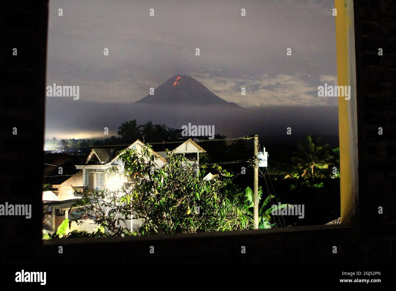 Picture show lava flows from Mount Merapi, Indonesia's most active ...