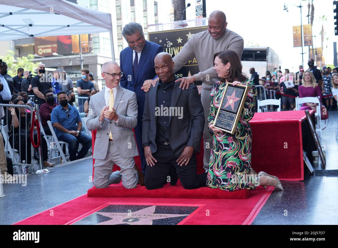 Radio personality Kurt Alexander aka Big Boy (center) watch as Los ...