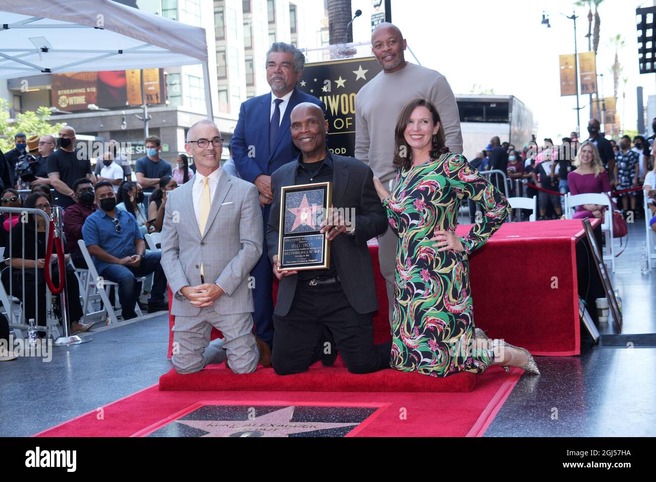 Radio personality Kurt Alexander aka Big Boy (center) poses with Los ...