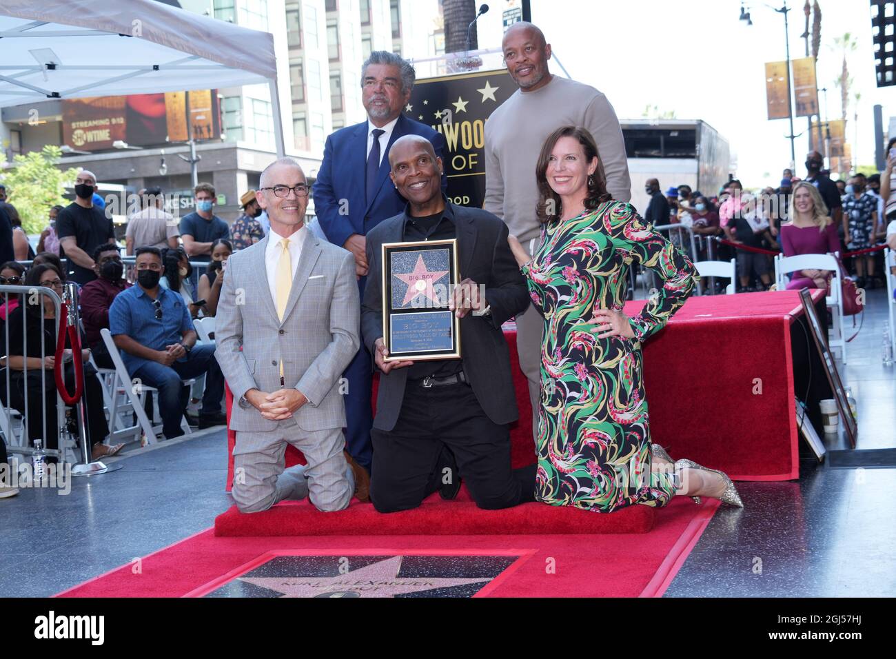 Radio personality Kurt Alexander aka Big Boy (center) poses with Los ...