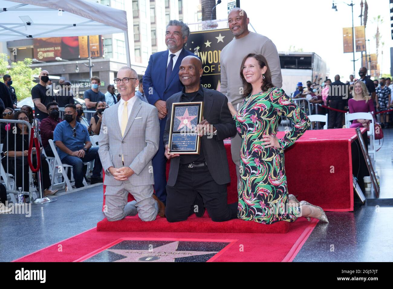 Radio personality Kurt Alexander aka Big Boy (center) poses with Los ...