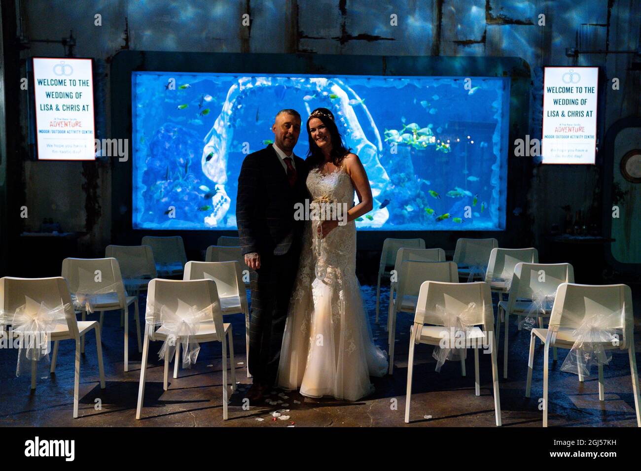 Lisa Huggins and Chris Jackson before their underwater wedding ceremony ...