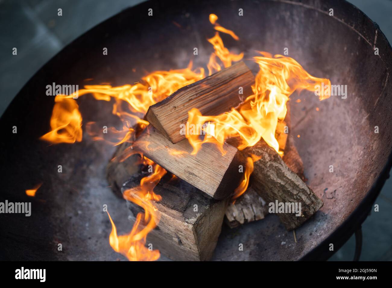 Log fire burning in metal hi-res stock photography and images - Alamy