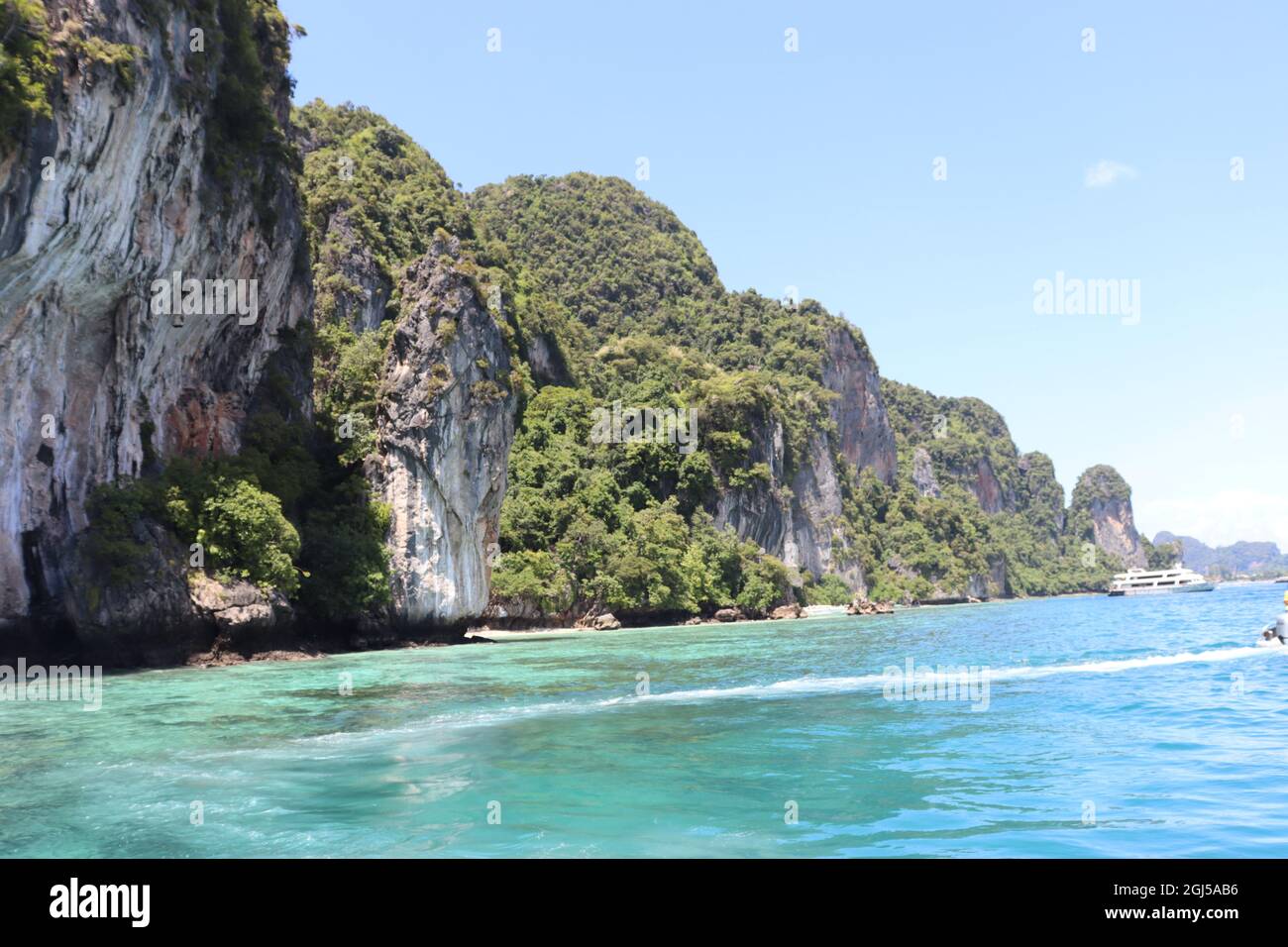 Boating near tropical islands waves and splashes Stock Photo - Alamy