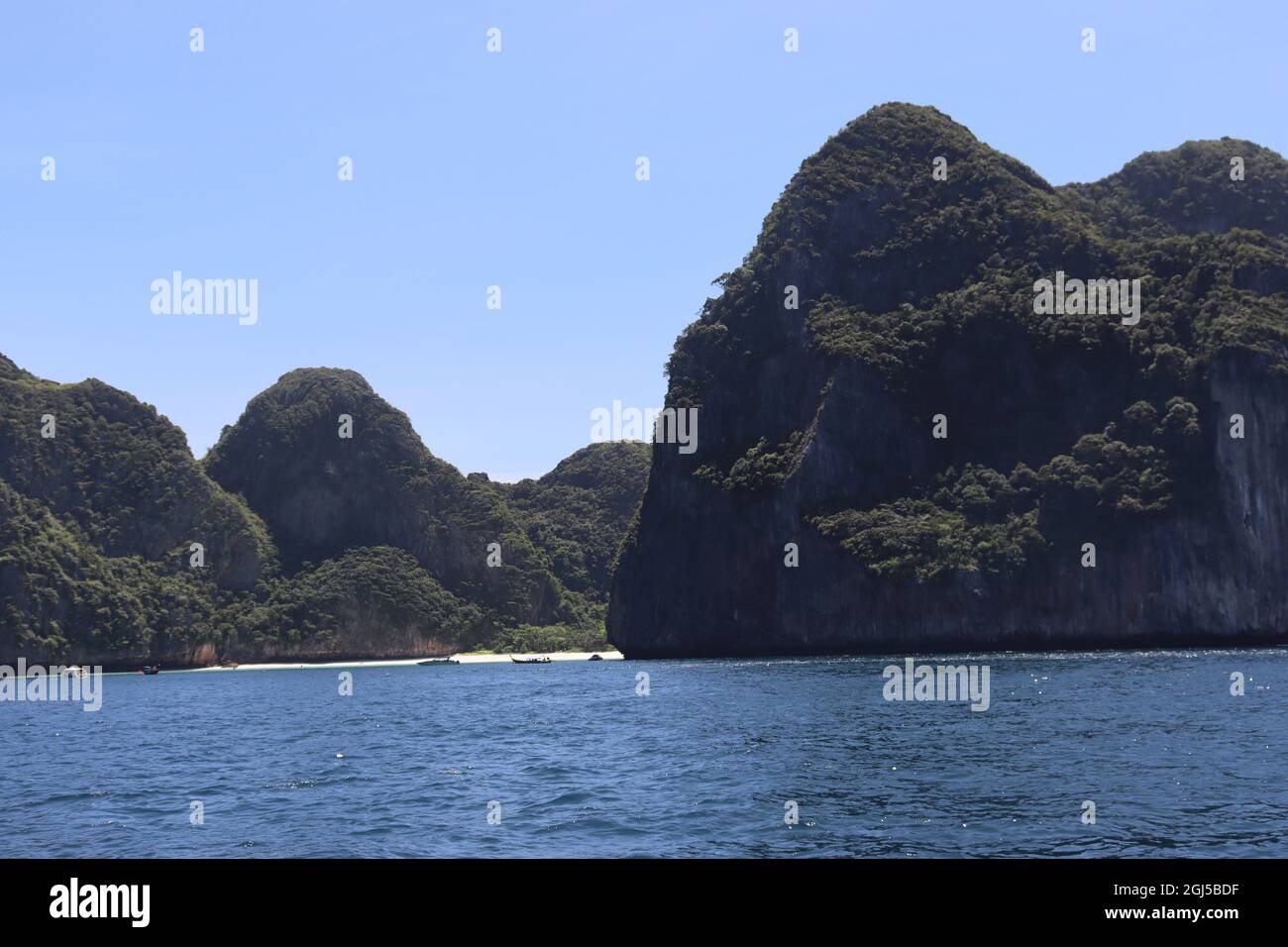 Boating near tropical islands waves and splashes Stock Photo - Alamy