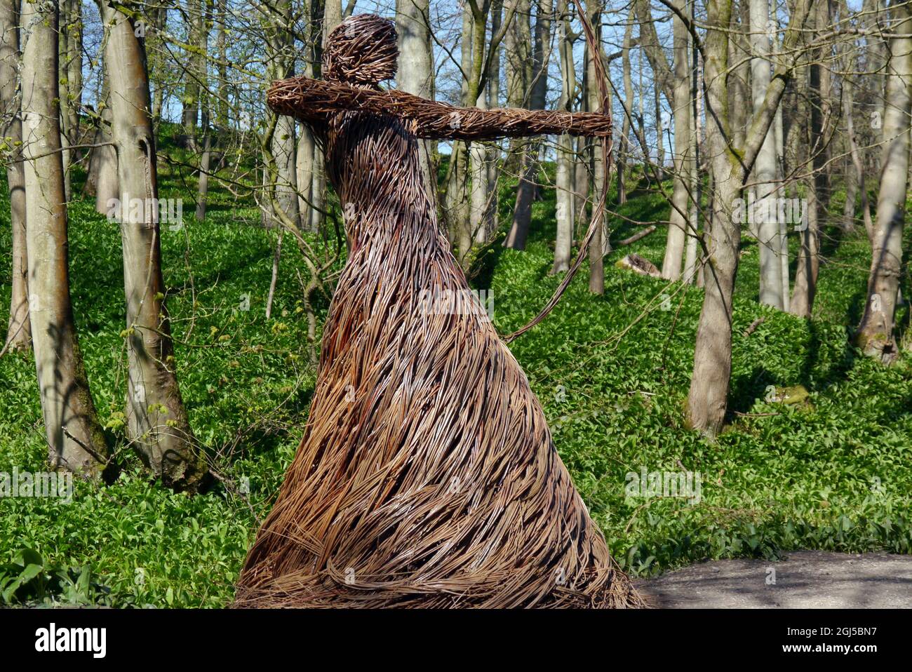 Willow Sculpture of Woman Archer 'Spirit of the Medieval Huntress' by ...