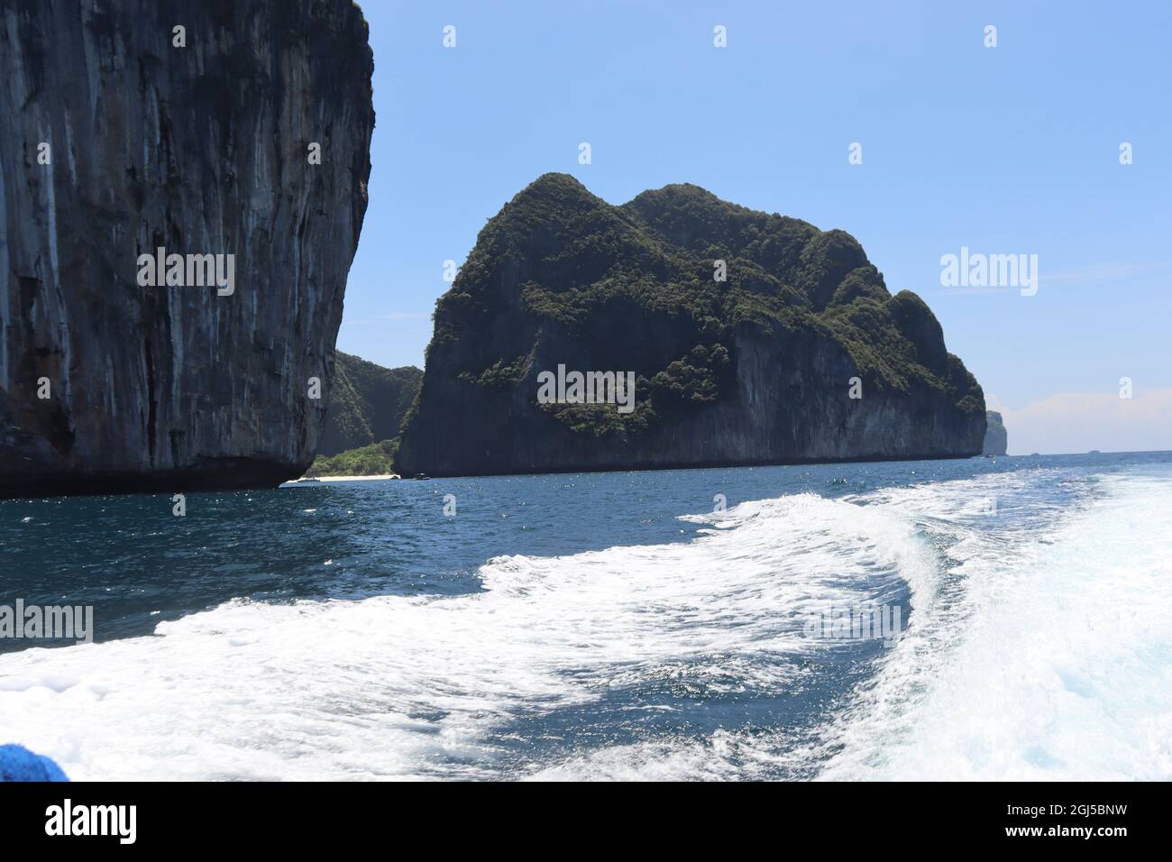 Boating near tropical islands waves and splashes Stock Photo - Alamy