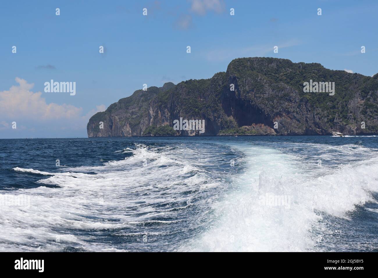 Boating near tropical islands waves and splashes Stock Photo - Alamy