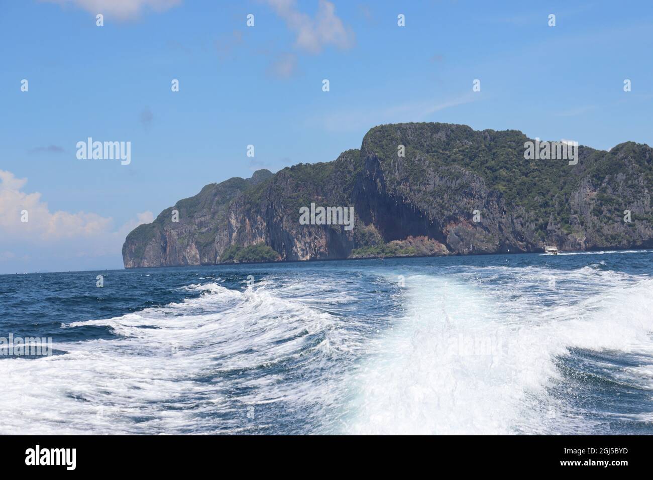 Boating near tropical islands waves and splashes Stock Photo - Alamy
