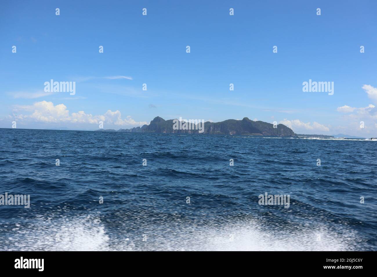 Boating near tropical islands waves and splashes Stock Photo - Alamy
