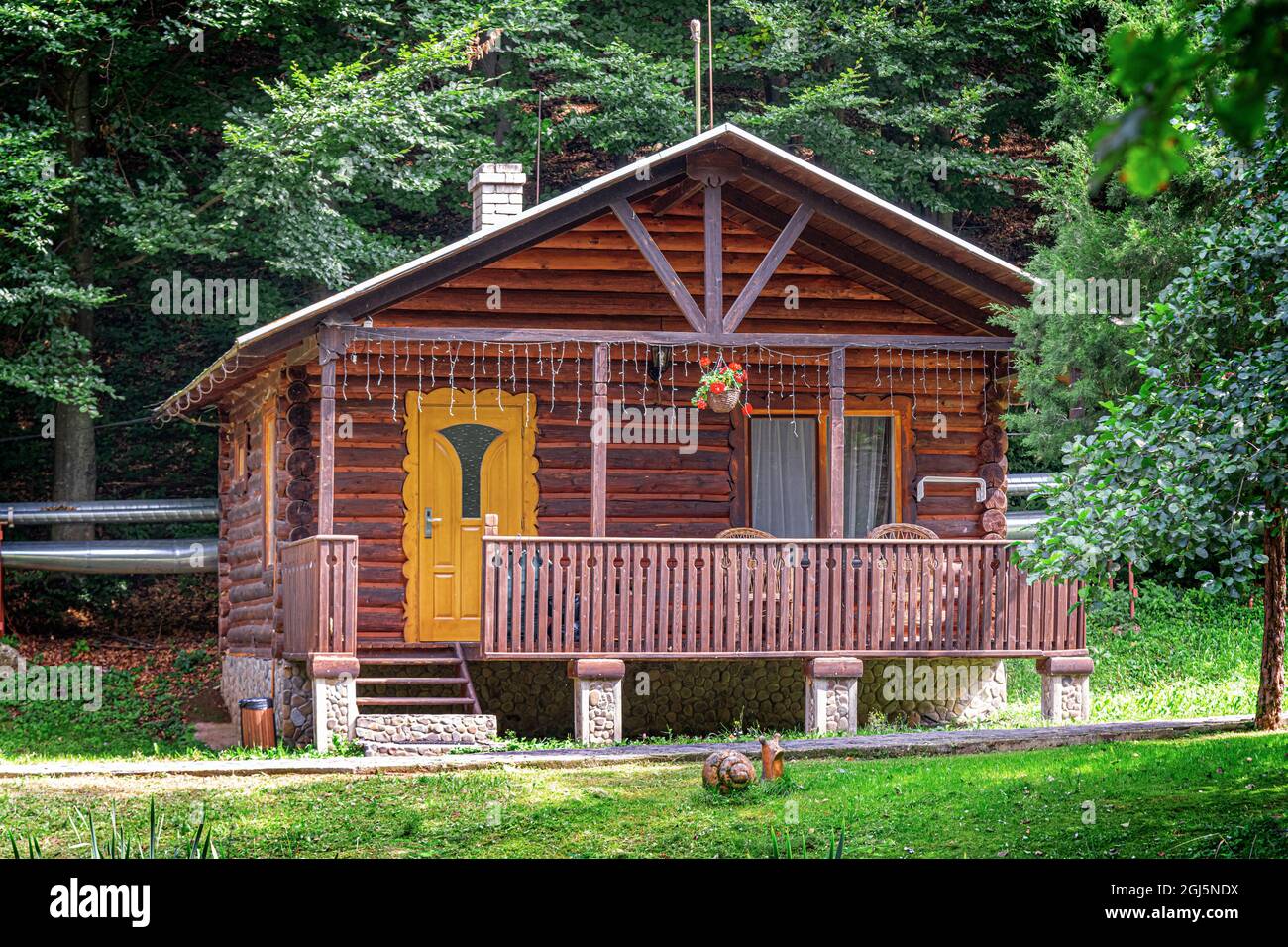 Log cabin exterior holiday home hi-res stock photography and images - Alamy