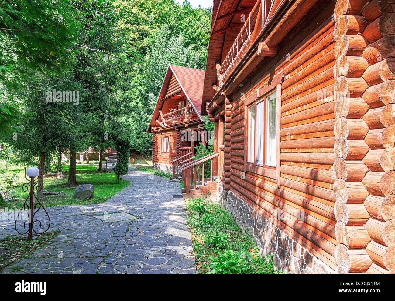 Log cabin exterior holiday home hi-res stock photography and images - Alamy