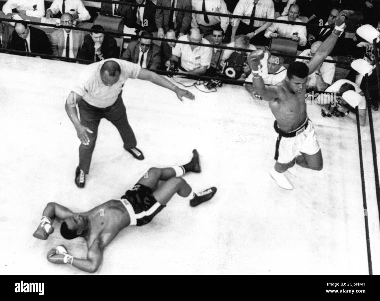 (Muhammad Ali) Cassius Clay in tthe boxing ring with Sonny Liston May ...