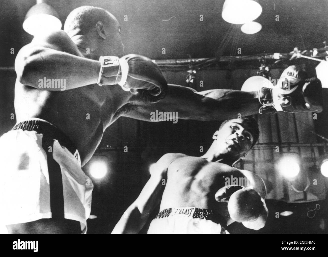 (Muhammad Ali) Cassius Clay in tthe boxing ring with Sonny Liston 1964 ...