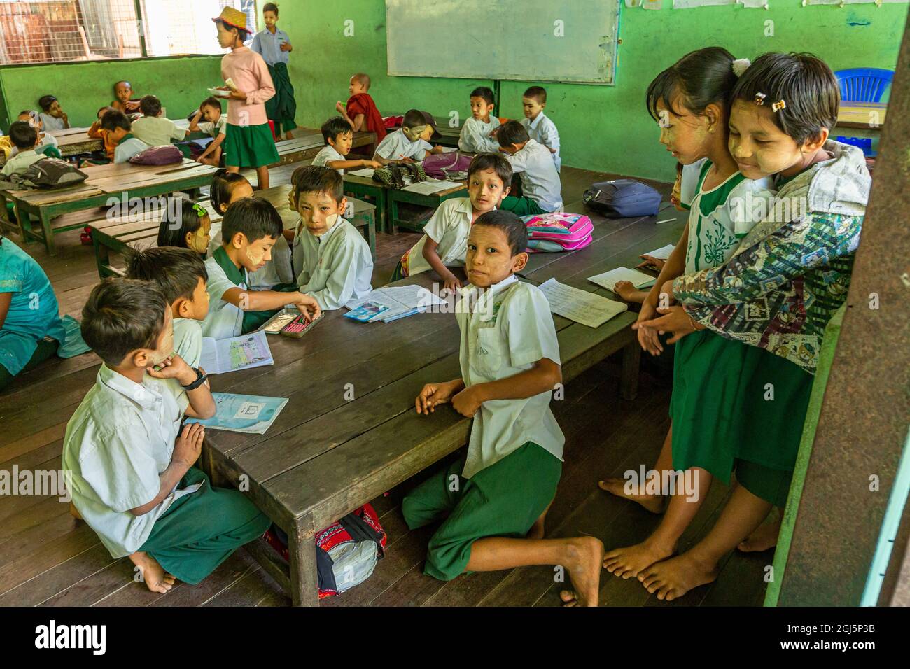 Children at school in the classroom Stock Photo - Alamy