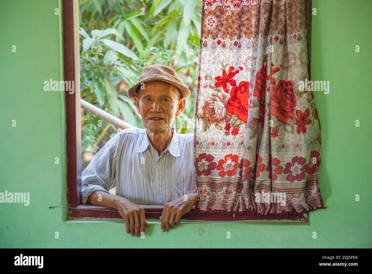 Local Burmese man smiling at local market in Myanmar Stock Photo - Alamy
