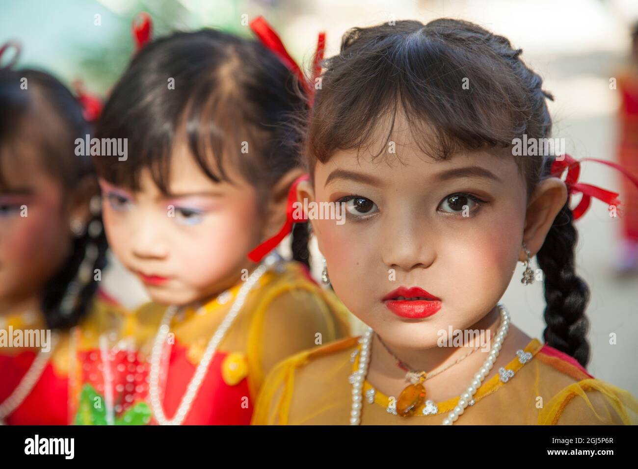 Schoolchildren myanmar hi-res stock photography and images - Alamy