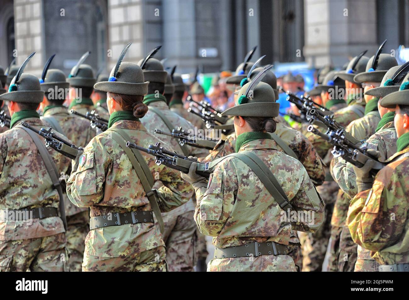 Soldiers marching back formation hi-res stock photography and images ...